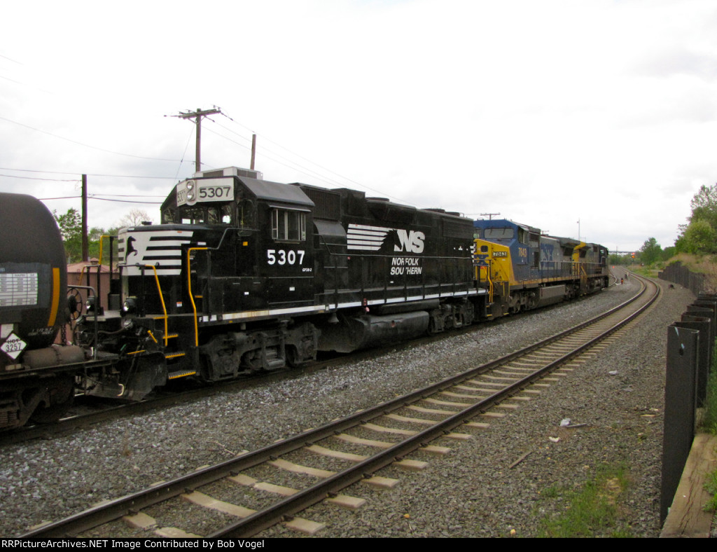 NS 5307 and CSX 7843